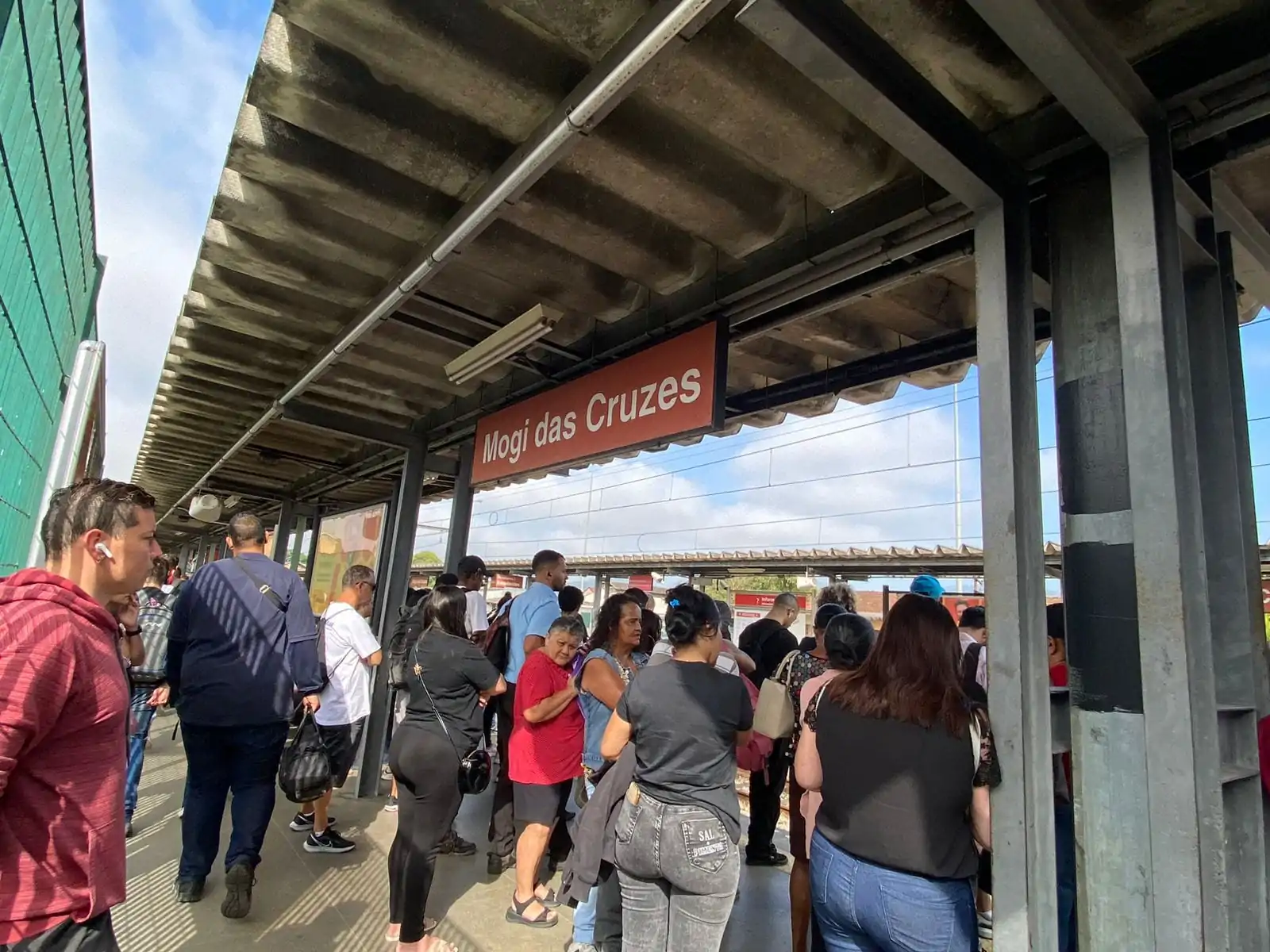 Falha na Linha 11-Coral da CPTM afeta passageiros em Mogi