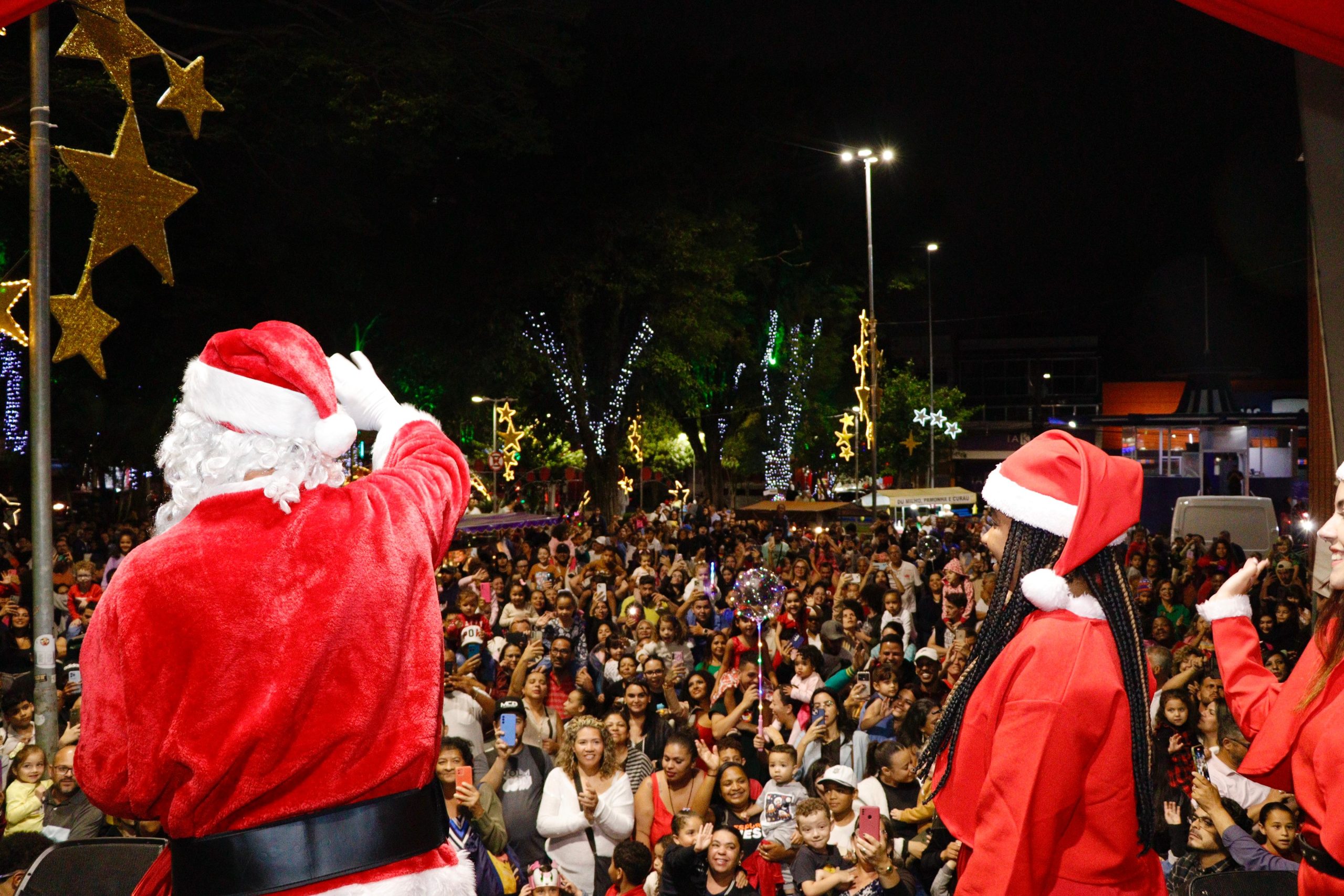 Suzano abre programação de Natal com chegada do Papai Noel e atrai 4 ...